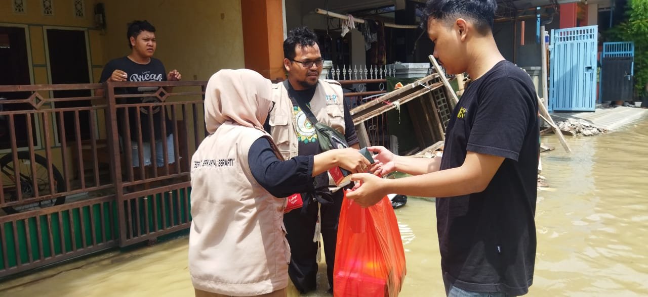 FLP Brebes Gelar Aksi Sosial Peduli Korban Banjir - Forum Lingkar Pena